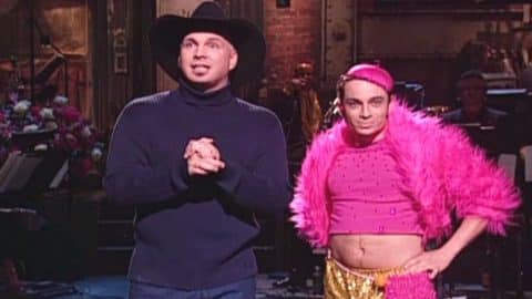 Garth Brooks Shares A Moment With ‘Mango’ On Saturday Night Live ...