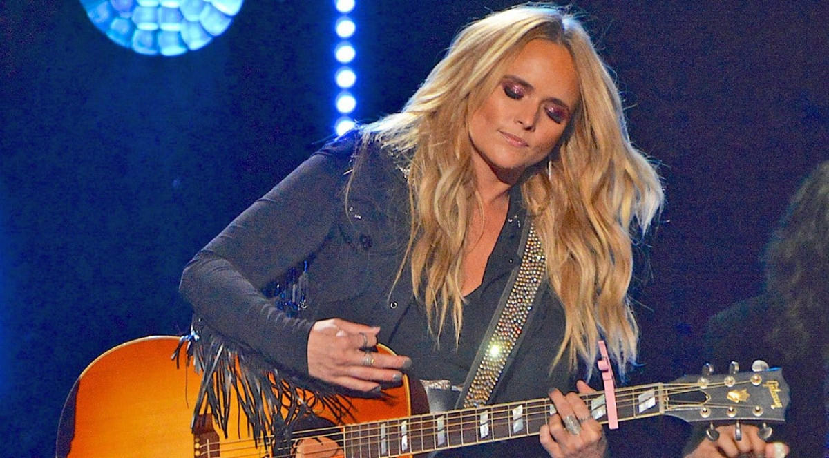 An Emotional Miranda Lambert Comforts Fans At First Concert After Las ...