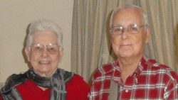 Couple Dies Together Holding Hands After 62 Years Of Marriage | Country ...
