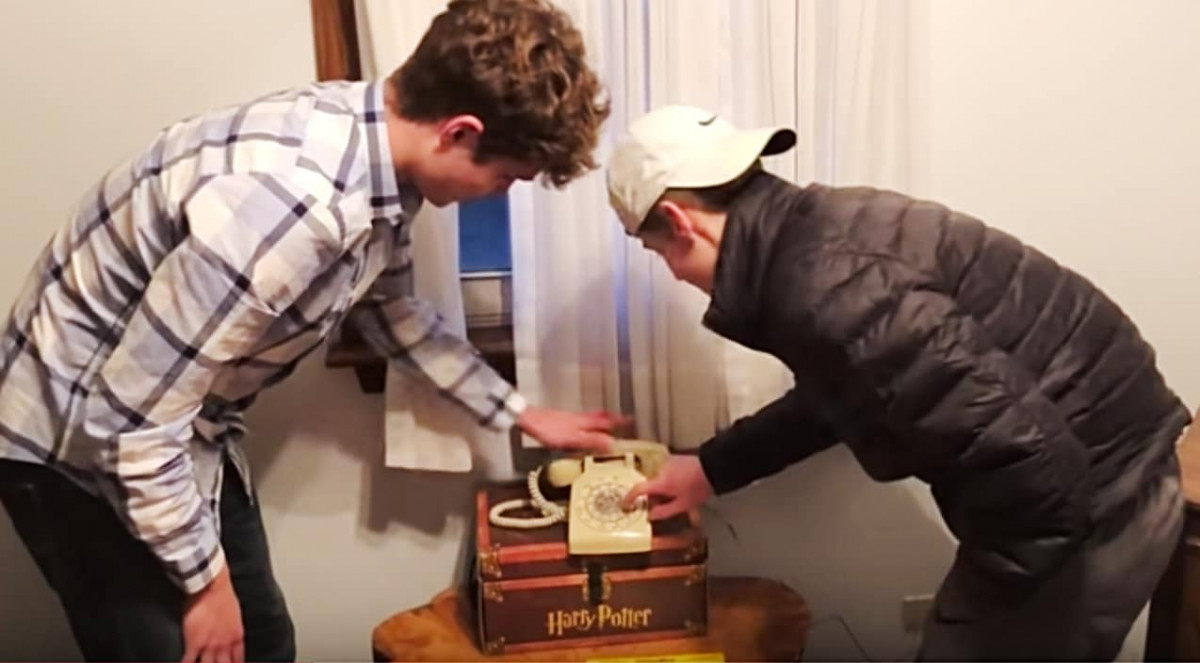 2 Teens Can't Figure Out How To Use A Rotary Phone