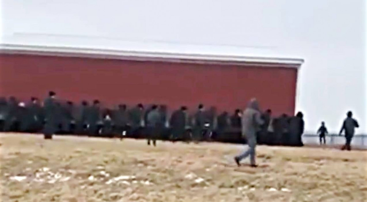 250 Amish Men Carry Entire Barn 150 Feet To New Location