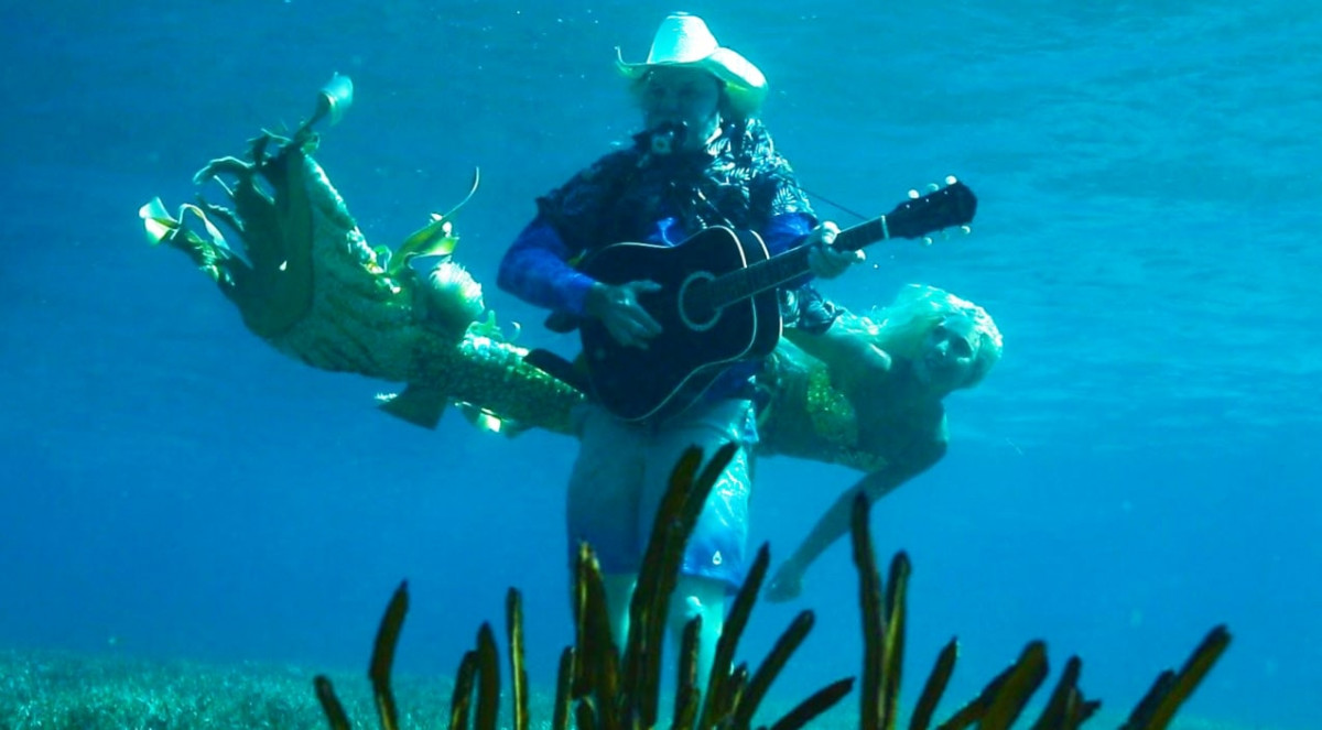 Steve Anthony Shares Underwater Music Video For "I'm Falling In"