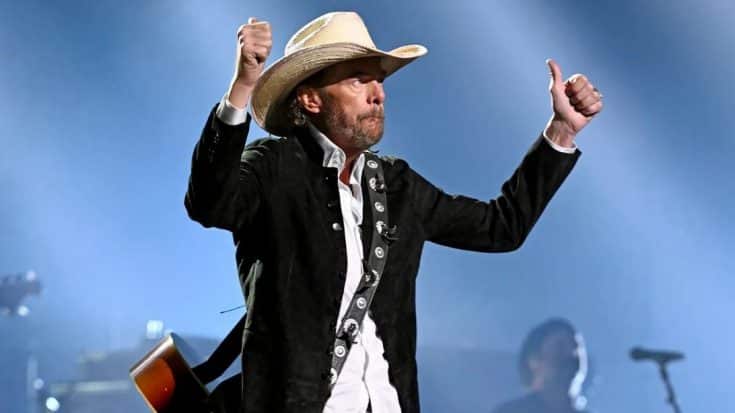 Toby Keith Makes Emotional Return To The Stage To Sing "Don't Let The ...