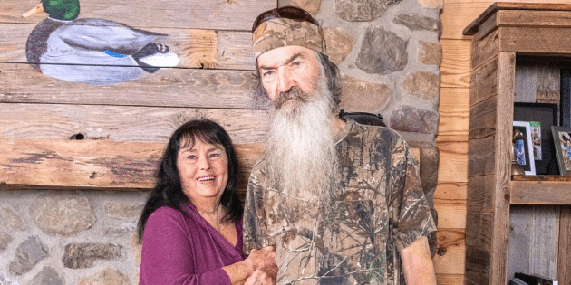 Phil & Kay Robertson Recreate Decades-Old Photo
