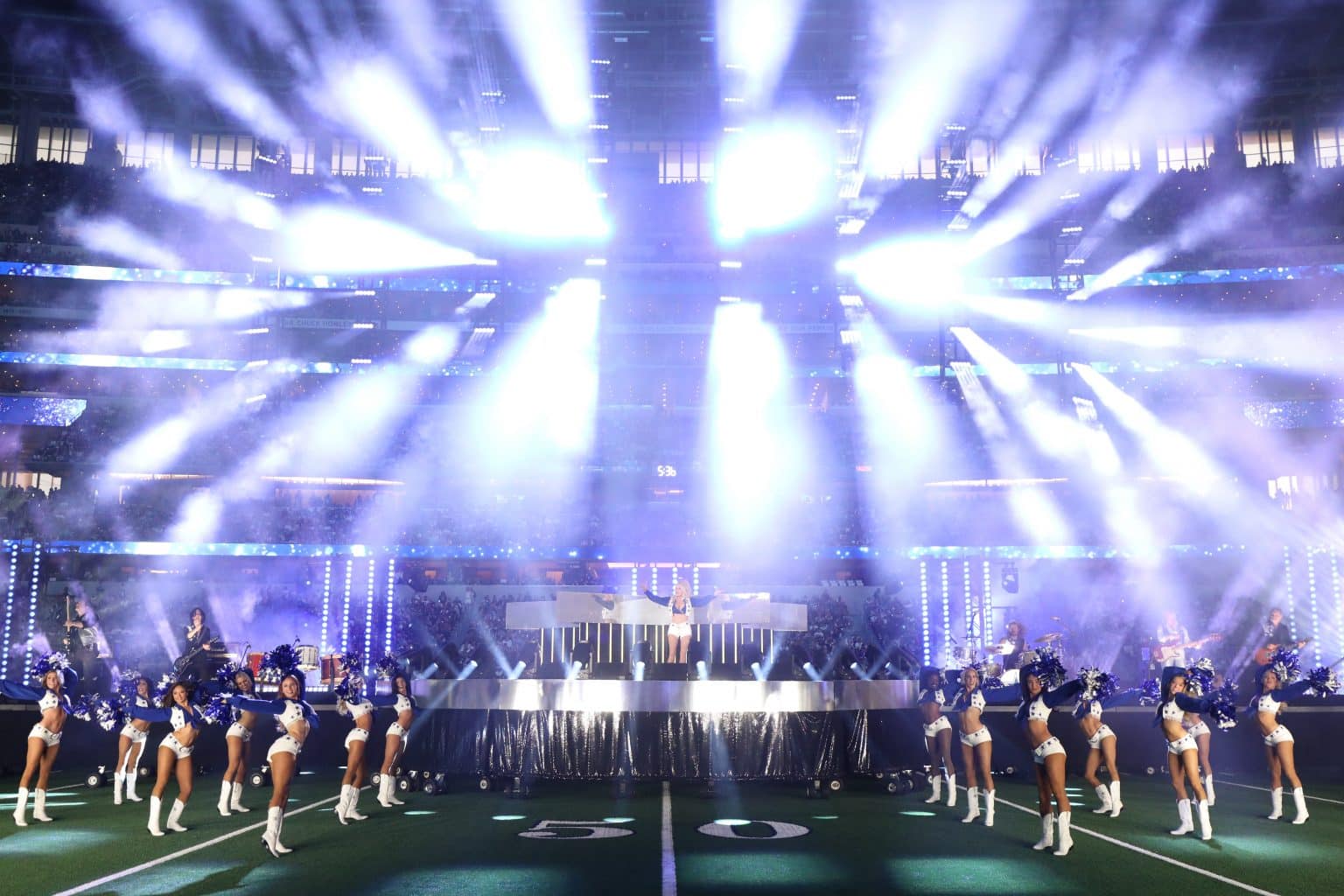 Dolly Parton Dressed As Dallas Cowboy Cheerleader Delivers Iconic ...