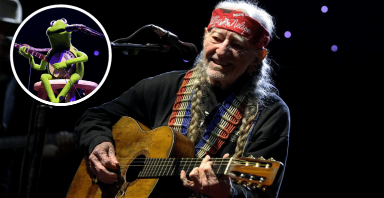 Willie Nelson and Kermit The Frog Duet "Rainbow Connection" For The ...
