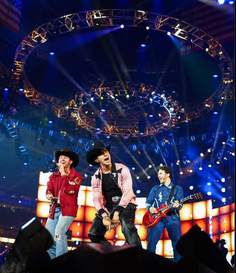 Jonas Brothers Surprise RODEOHOUSTON Crowd With Garth Brooks Cover