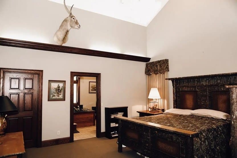 Hank Williams Jr. Puts His $2.8 Million Tennessee Estate Up For Sale