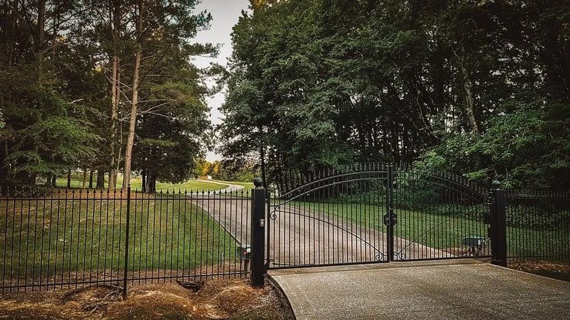 Hank Williams Jr. Puts His $2.8 Million Tennessee Estate Up For Sale