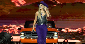 Lainey Wilson Handles Wardrobe Malfunction Mid-Concert Like A Pro, "Y ...
