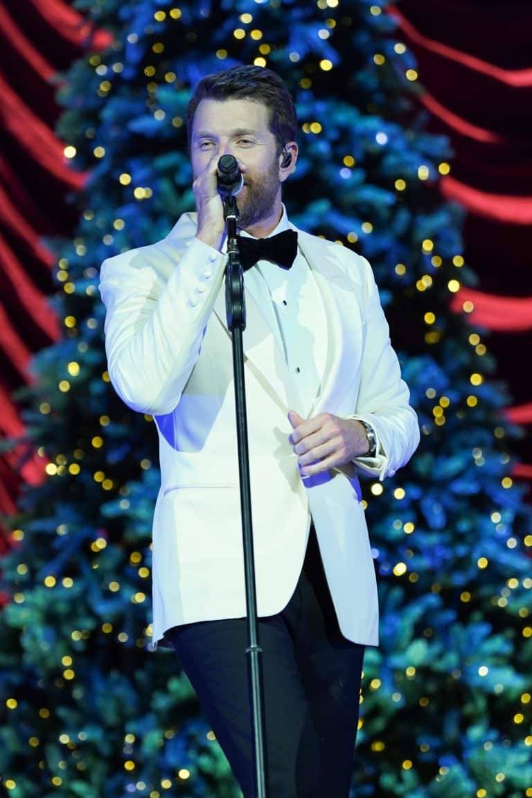 Kelly Clarkson And Brett Eldredge Team Up For New Christmas Song