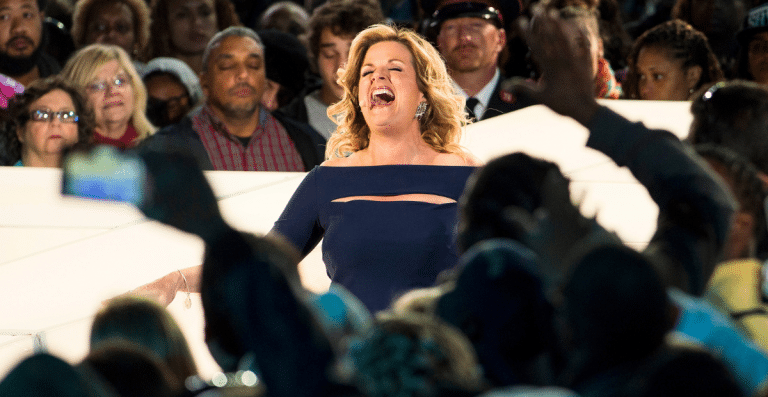 Trisha Yearwood Sings "Broken" At The Foot Of The Cross During "The ...